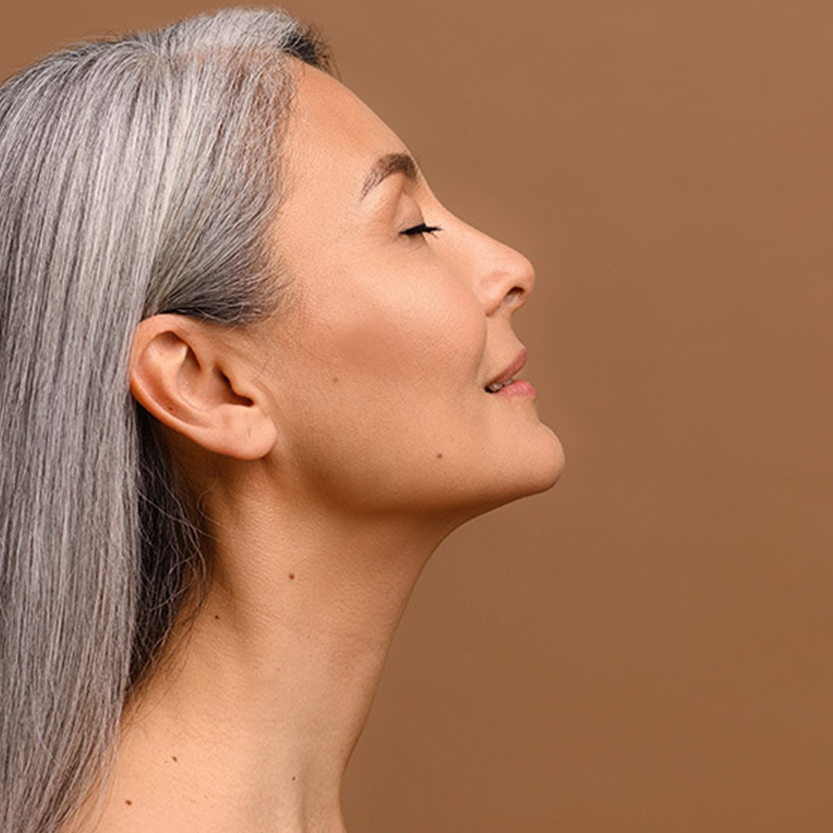 Aktuelni trendovi za sedu kosu: sve o farbanju, stajlingu i nezi ...